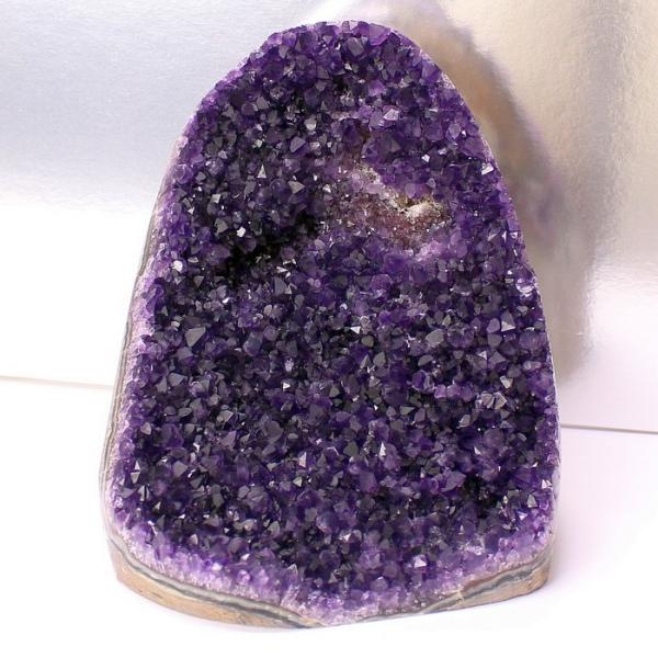 【パワーストーンの意味・言われ】アメジスト[紫水晶]：真実の愛、直感力を高める・強い魔よけのパワー【サイズ】 150mm×135mm×125mm（原石の最長部計測）【重量】 2673g【産地】　ウルグアイ■天然石情報：アメジスト■石言葉（意...