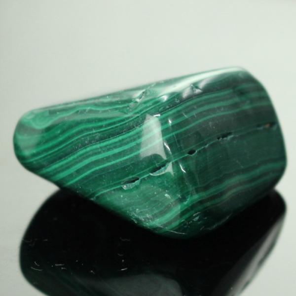 【サイズ】 33mm×32mm×20mm（原石の最長部計測）【重量】 59g【産地】　南アフリカ■天然石情報：マラカイト■石言葉（意味・効果）：危険を伴う愛情、緊張緩和、ヒーリング、癒し、相手の心理を読む、感情を鎮める マラカイト◆和名：孔...