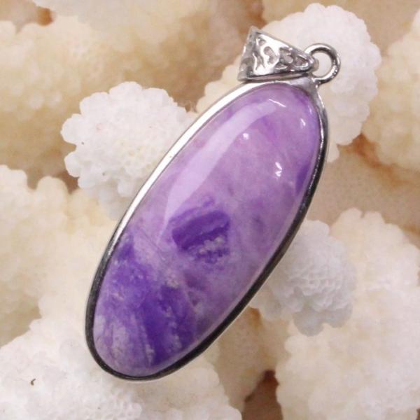 【パワーストーンの意味・言われ】スギライト[杉石]：強い癒し。失恋の癒し。悪夢や危険から身を守る。【素材】スギライト：31mm×13mm×6mm（原石の最長部を計測）金具：シルバー925【重量】 8g【産地】南アフリカ※ペンダント用のチェー...