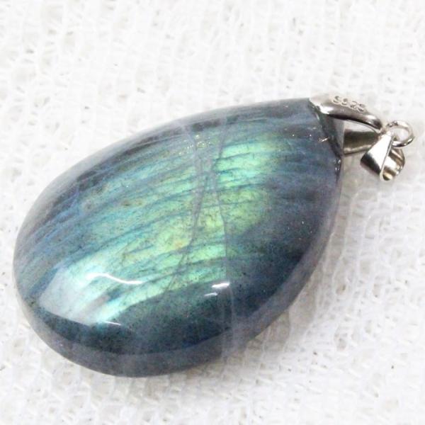 【パワーストーンの意味・言われ】ラブラドライト：創造力、直観力を高め、インスピレーションを与える。目的の完遂。【素材】ラブラドライト：36mm×24mm×23mm（原石の最長部を計測）金具：シルバー925【重量】 17g【産地】 マダガスカ...