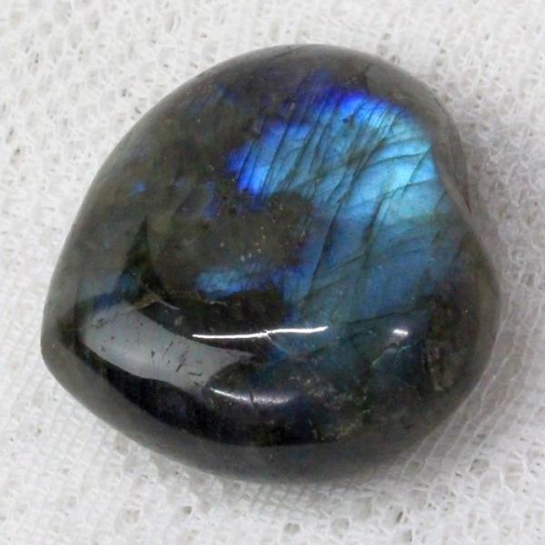 【パワーストーンの意味・言われ】ラブラドライト：創造力、直観力を高め、インスピレーションを与える。目的の完遂。【サイズ】 50mm×45mm×22mm（原石の最長部計測）【重量】 80g【産地】 マダガスカル■天然石情報：ラブラドライト■石...