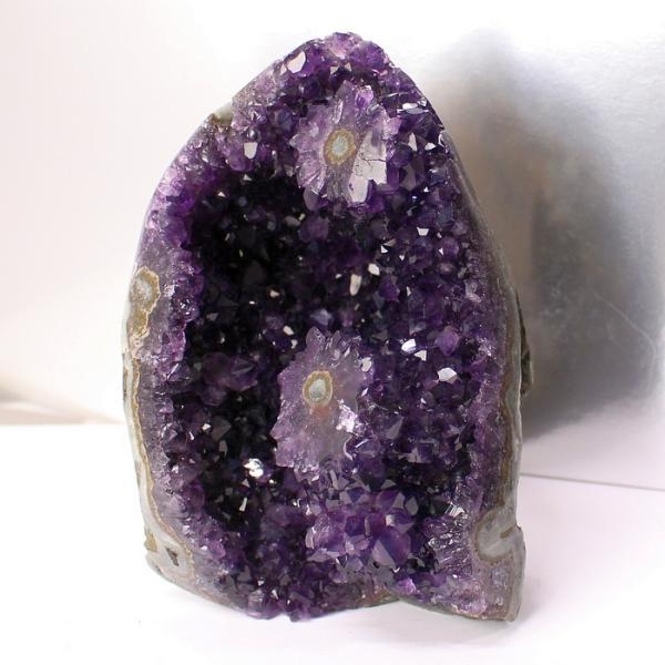 【パワーストーンの意味・言われ】アメジスト[紫水晶]：真実の愛、直感力を高める・強い魔よけのパワー【サイズ】 170mm×116mm×115mm（原石の最長部計測）【重量】 2528g【産地】　ウルグアイ■天然石情報：アメジスト■石言葉（意...