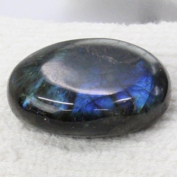 【パワーストーンの意味・言われ】ラブラドライト：創造力、直観力を高め、インスピレーションを与える。目的の完遂。【サイズ】 53mm×39mm×21mm（原石の最長部計測）【重量】 74g【産地】 マダガスカル■天然石情報：アクアマリン■石言...