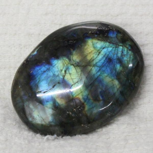 【パワーストーンの意味・言われ】ラブラドライト：創造力、直観力を高め、インスピレーションを与える。目的の完遂。【サイズ】 57mm×43mm×18mm（原石の最長部計測）【重量】 71g【産地】 マダガスカル■天然石情報：アメジスト■石言葉...