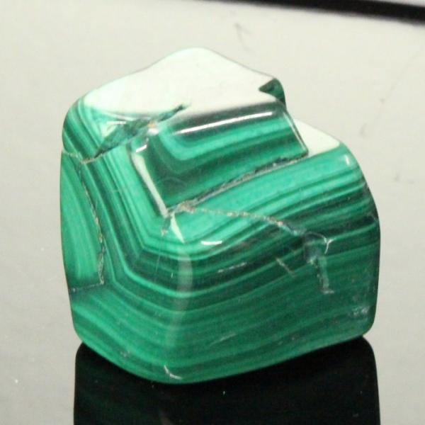 【パワーストーンの意味・言われ】マラカイト[孔雀石]：未来を予見・危険を察知・身代わり石・魔よけ【サイズ】 26mm×23mm×21mm（原石の最長部計測）【重量】 38g【産地】 南アフリカ■天然石情報：アメトリン■石言葉（意味・効果）：...