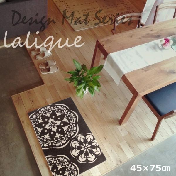 お部屋のアクセントに手軽に使えるフロアマットシリーズ。■サイズ　約45×75cm■厚　さ　約8mm程度■材　質　ポリエステル100％■仕　様　すべりにくい加工   ■中国製■ご注文に際しての注意　掲載している商品画像は、ご覧頂いておりますP...