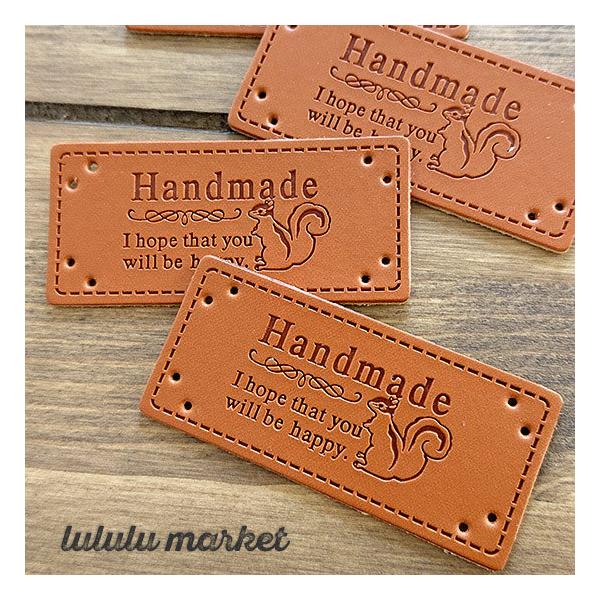 可愛らしいリスとHANDMADEの文字が入った革タグ3枚セット。ナチュラルで使いやすい柄です。■サイズ:約25mm×55mm■素材：合成皮革■ご注意：サイズの誤差、歪み、小さな欠け、色の濃淡差、プリントずれ、バリ、小キズ、塗装ムラなど見られ...