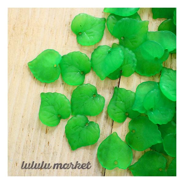 鮮やかなグリーン、ハート型が可愛い葉っぱのビーズです。すりガラスのようなマットな質感です。■サイズ：11mm×10mm、穴＝1mm■素材：アクリル■ご注意：サイズの誤差、歪み、小さな欠け、色の濃淡差、プリントずれ、バリ、小キズ、小さな錆、塗...