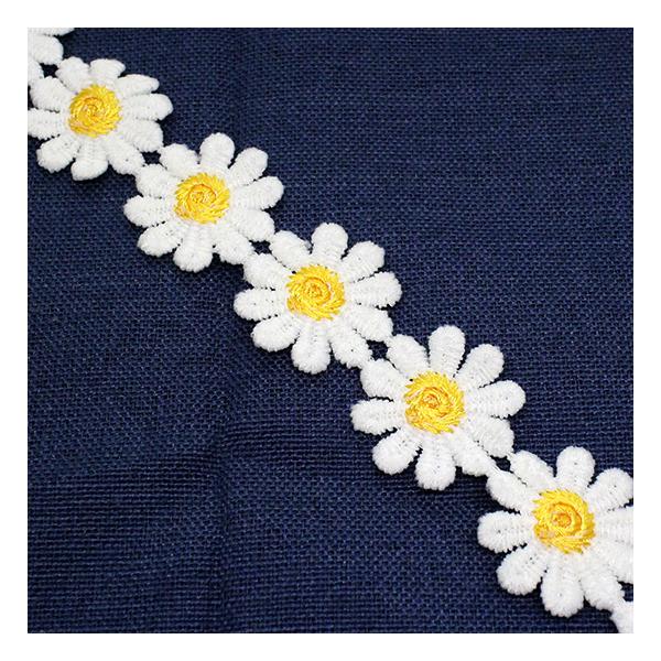 ホワイト×イエロー、マーガレットの可愛らしいケミカルレース。こちらはつながったものではなく、バラの商品です。長めにつながったものがあれば、1ピースや2ピースがつながったものなど色々な長さのものが入り、合計90cm（1ヤード）になるようにお送...