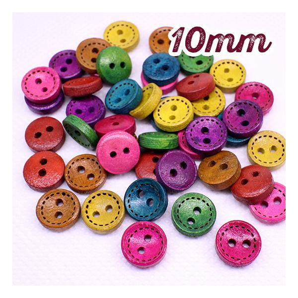 かわいいステッチがプリントされたカラフルなウッドボタン。レトロな色合いの8色がミックスされています。均等に分けていますが、仕入れ毎にカラーバランスが異なるため、色ごとの個数は異なります。ロットにより多めに入る色、少ない色が出ることがあります...