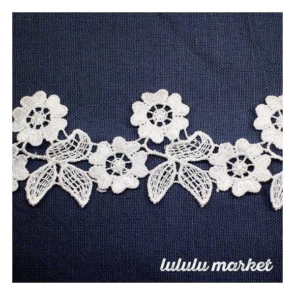 レトロな雰囲気の、お花と葉っぱのレース。1mカットでお送りします。2点以上のご購入は繋げてお送りしますので、複数ご希望の場合はお問い合わせください。◆サイズ:幅約55mm◆長さ：約1m■多少の柄ずれ、サイズの誤差、折れ、ヨレ、ほつれ、キズ、...