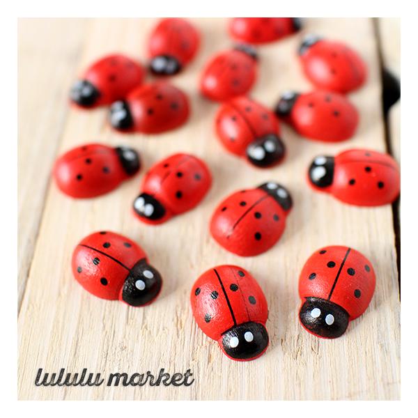 真っ赤なてんとう虫のウッドデコパーツ。裏が平らになっているので貼り付けてお使いいただけます。お子様の工作やカードのアクセント、ラッピングなどに使用しても可愛いです。幅は13mmから15mm程度の間でばらつきがあります。■サイズ：約19mm×...