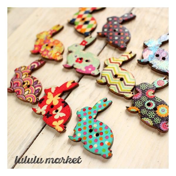 可愛らしいうさぎの形に色々な柄がプリントされたウッドボタン。ミックス20個セットです。カラー配分は在庫により多少異なります。■サイズ：約30mm×30mm×3mm／ホール：約1.5mm■内容：20個入り■素材：木■ご注意：サイズの誤差、歪み...