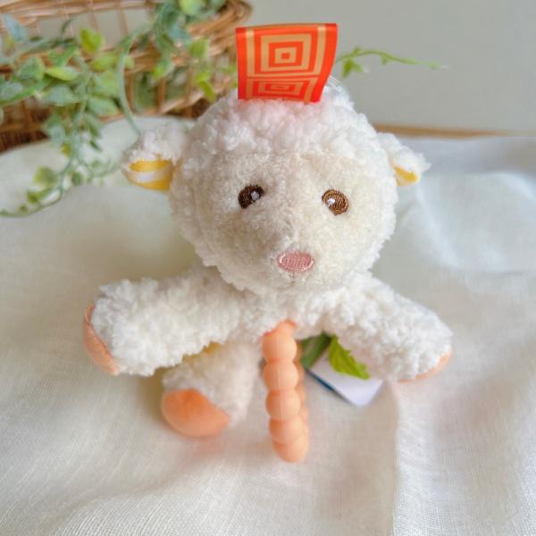 たくさんのタグが付いた「タギーズシリーズ」より登場したラム（ひつじ）のラトルです。思わず触って握りたくなるようなカラフルなタグが体のあちこちに付いています。振るとシャカシャカと音が鳴ります。ハンドル部分はお子様が口にいれてしまっても安全な素...