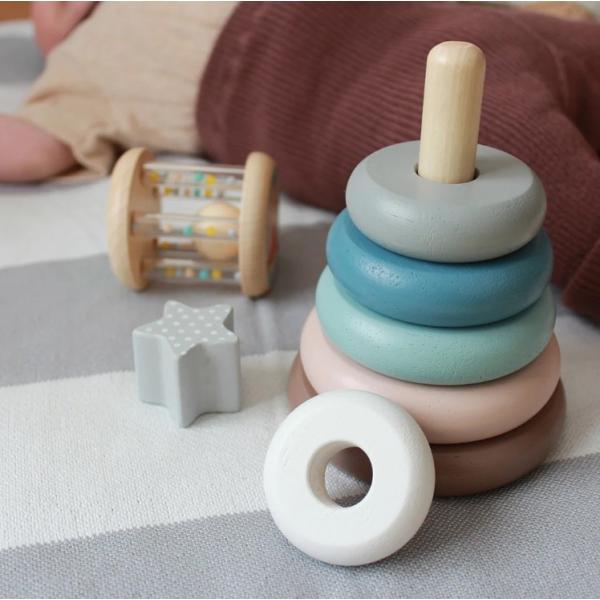 お部屋に散らばっていても可愛く見えちゃう優しい色合いの木製おもちゃ。Adnil LAND（アドニルランド）のキッズシリーズ。片付けの暇もない親御さんもニッコリ。振ったり、掴んだり、脳に刺激を与えてくれ、形状を認知するのに最適な赤ちゃん用の知...