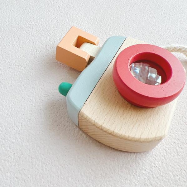 決定的瞬間を激写？！『フラッシングトイカメラ』。レンズの部分はプリズムレンズになっており、のぞくとまるで万華鏡のような、キラキラとした世界が広がります。シャッターやフラッシュも可動式になっているので、本物のカメラのように遊べます。可愛いデザ...