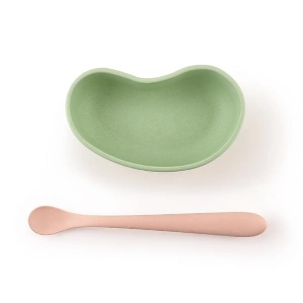 はじめての離乳食の時に最適。おつまみ・おやつ入れとして、長く使えるボウルとフィーディングスプーンのセットです。本製品の原料には日本の竹を配合したバイオマスプラスチックを使用しています。普通のプラスチックより石油使用量を50%以上削減できる、...