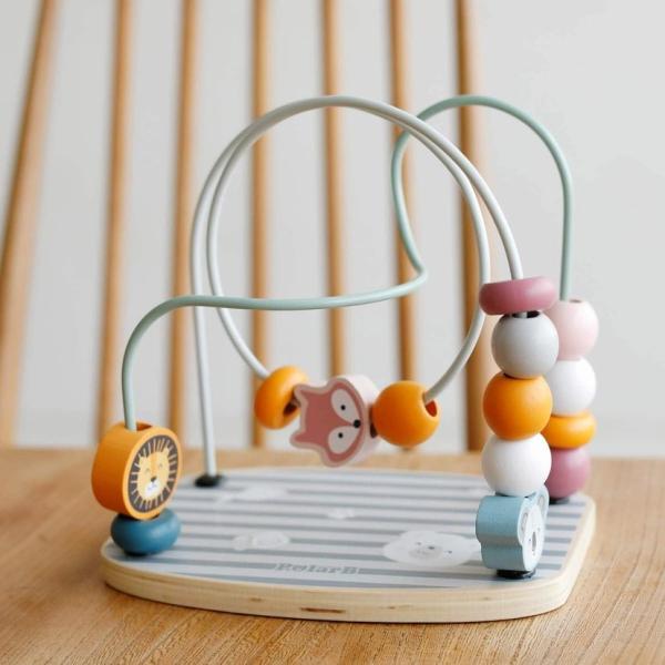 動物たちとカラフルなデザインがかわいいビーズメイズ。木製ビーズをジェットコースターのように動かして遊ぶことで、追視の運動を促します。＊サイズ：W18×D12.5×H17.5cm＊対象：18カ月〜＊素材：天然木、天然木化粧合板、MDF、鉄、A...