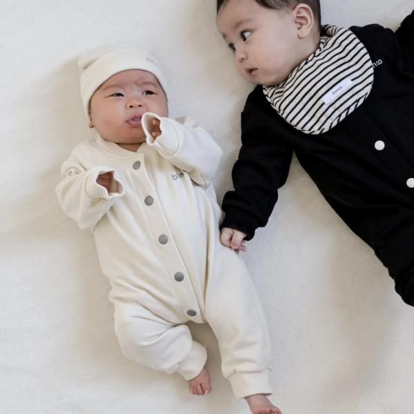ママとおそろいで楽しめる、やさしい着心地のベビーロンパース。やわらかなスウェット素材を使用し、おうち時間はもちろん、ちょっとしたお出かけにも上質さを大切にした一着です。シンプルなデザインなので、性別を選ばず着ていただけます。同素材の帽子付き...