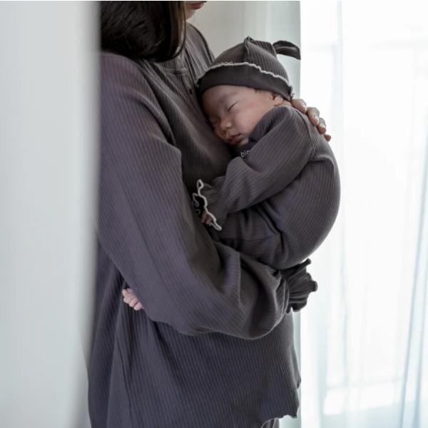 変わりゆく毎日にそっと寄り添うマタニティから産後まで心地よい肌触りのルームウェアmellow rompersと合わせるとはじめての親子でお揃いにもサイズ調節可能なウエストゴムでマタニティだけでなく産後も長くご愛用いただけます袖口のゴムが家事...