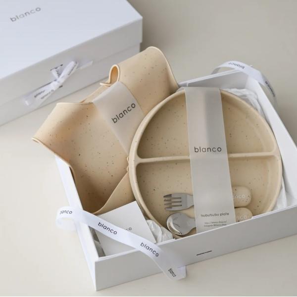 大人気のつぶつぶセット。お得にお買い求め頂けるようにセットになりました。お皿がひっくり返りにくい吸盤付きのシリコンプレート。プレートもカトラリーもシリコン製の為、落としてしまっても安心です。＊内容：カトラリー（スプーン＆フォーク）、プレート...