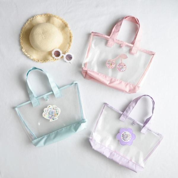 シャカシャカ揺れるスパンコールがかわいい！遊び心のあるモチーフが特徴的のプールバックです。プールに必要な荷物がしっかり入るお子様にも使いやすいサイズ感です。＊size：Free(丈:30cm/横巾:37.5cm/タスキ丈:38cm)＊素材：...