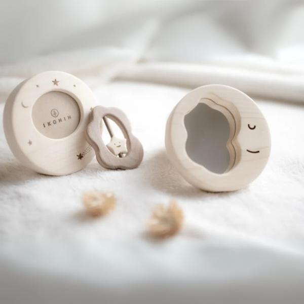 出産祝いの贈り物にぴったりな、ラトルのおもちゃとフォトフレームと布製ポーチのセット。０才３か月から遊べるはじめてミラーラトル、おもちゃの持ち運びに便利な布製のおでかけポーチと、ファーストフォトや想い出の写真を入れられる星空模様のフォトフレー...