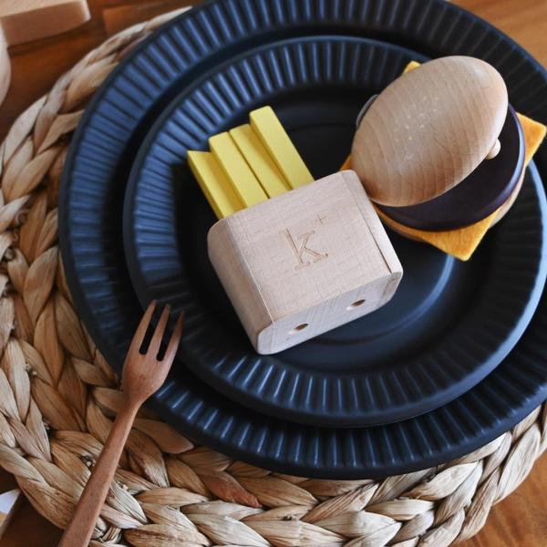 子どもたちがだーいすきな食べ物、ハンバーガー&amp;フライドポテトを木のおもちゃにしました。おままごとはもちろん、なんと音遊びが楽しめるおもちゃなのです。ハンバーガは、カスタネット。カチカチカチ。ポテトは、シャカシャカ、マラカスです。ハン...