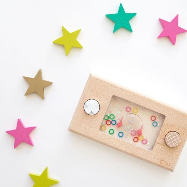 小さな水槽の中の輪っかや星型のラメをボタン操作で出される水圧でコントロールして遊ぶウォーターゲーム「wakka (ワッカ)」。大人の方には懐かしいオモチャを木製の枠を使ってかわいくデザインしました。シンプルですが夢中になって遊べる、アナログ...