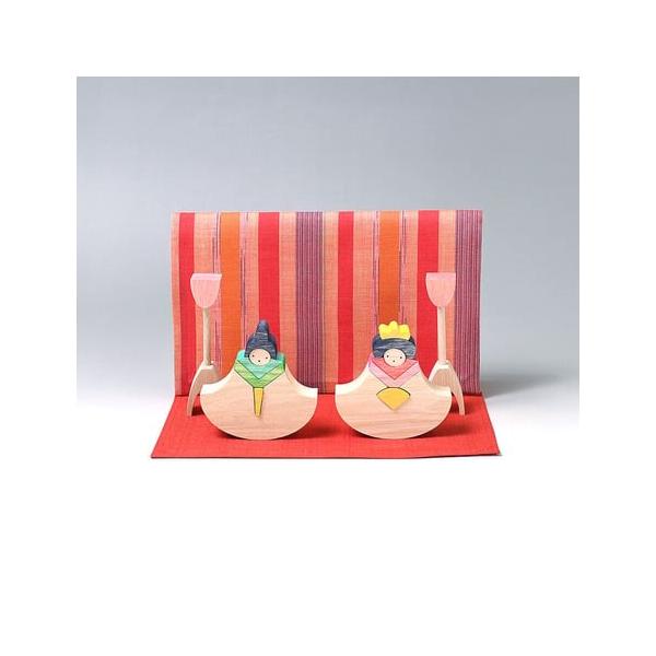 裾を広げた形が銀杏の葉のような、優美な形のお雛様です。無垢の素材と柔らかな色彩をお楽しみください。 垂れ幕の色（赤・黄・緑）をお選びください。＊材 料：セン＊サイズ：w 250mm h 150mm d 120mm （飾った状態）＊付属品：垂...