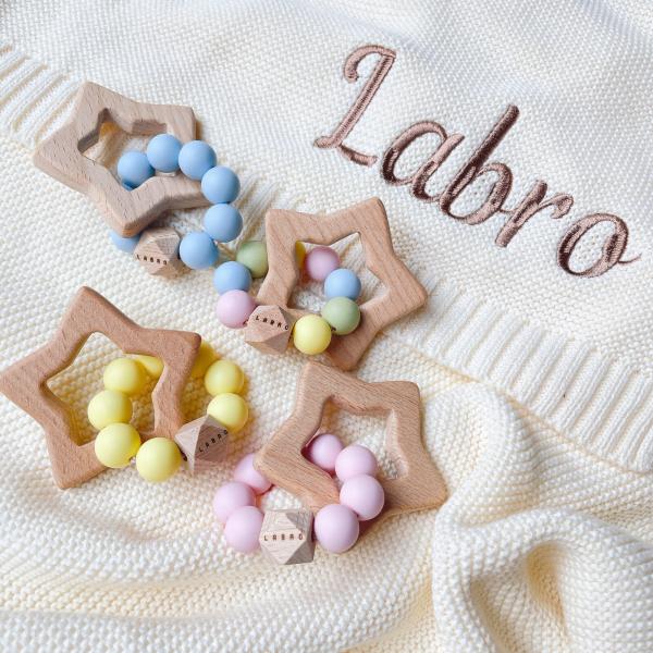 歯が生える前や生え始めた赤ちゃんは歯茎のムズムズが気になるようでそのような時に歯固めが活躍します。シリコンは弾力性があるので、歯ぐきも適度な力でマッサージされます。歯ぐきを刺激し、次の歯の成長を促す効果があると言われています。シリコンパーツ...