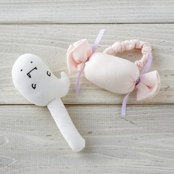 振ると優しくりんりんと鳴る鈴入り。きっとベビーの耳にも心地よく響きます。写真映えもバッチリなかわいいデザインでありながら、生地も縫製も完全日本製。日本の熟練の職人の手で1点1点手作りされた、あたたかみのある商品です。1点ずつクリアボックスに...