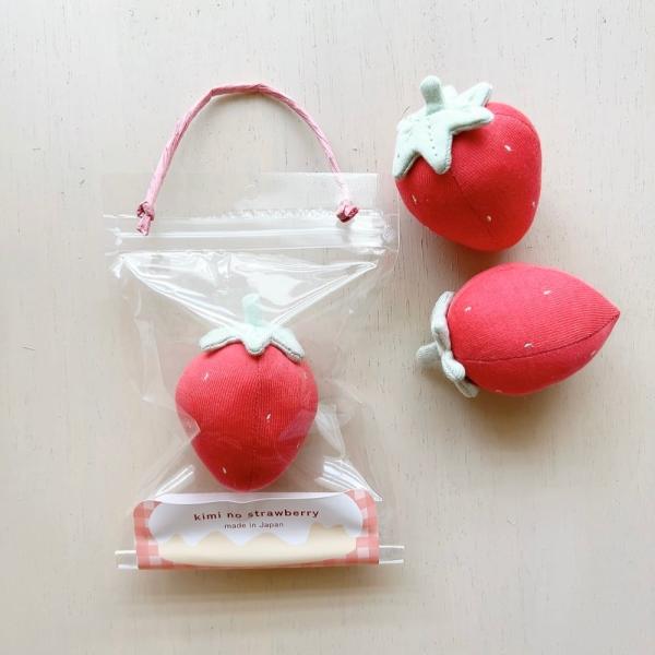 写真映え抜群の日本製のいちごのベビーラトルです。ひとつひとつ手作業でお作りしてますので、温かみがあり、触り心地も良いです。ラトルは生後0ヶ月から使用でき、手に持てる時期まではママが手に持って赤ちゃんをあやしたり、寝てる写真を撮る際に一緒に撮...