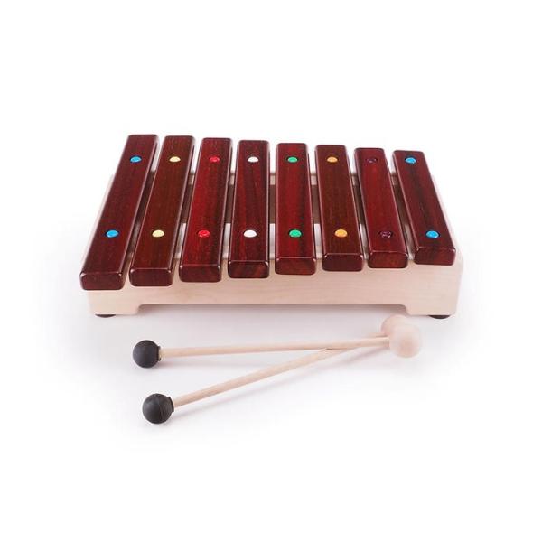 無垢材で出来たこの木琴は温かい木の音がよく響き、森の音色を奏でてくれます。ドレミファソラシドのダイヤトニックの8音は3歳ごろからのきちんと演奏したい子に向いています。ネジなどの金具は一切使わず木からの音色にこだわりました。 ドレミの鍵盤は色...