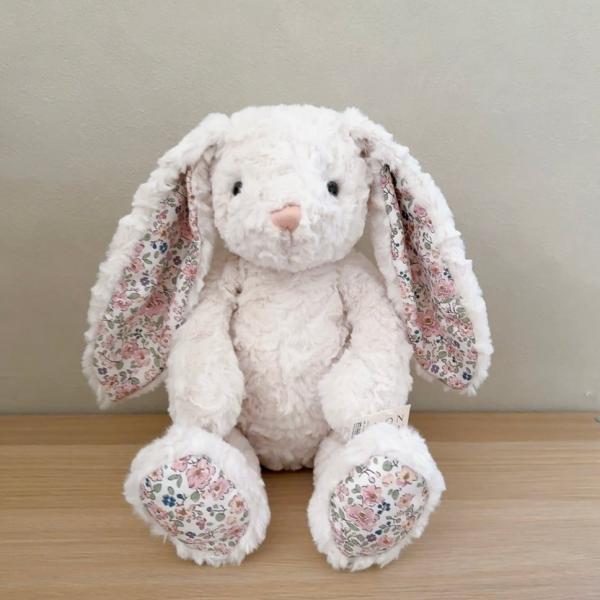 MON AMIから人気の高いフェイス クリームフローラルバニーのLサイズが登場しました。大きめのサイズで遊び、お昼寝からおやすみまでどんなシーンでも活躍する抱き心地の良いぬいぐるみです。フランスからインスピレーションを受けてデザインされたぬ...