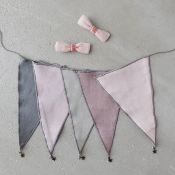 パーティーシーンだけでなく、インテリアにもオススメのファブリックガーランドです。コットンでつくられたフラッグは、柔らかいニュアンスカラーが組み合わせられえた温かみのあるデザイン。フラッグの先端には小さな星のチャームが施されています。ハンドメ...