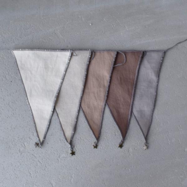 パーティーシーンだけでなく、インテリアにもオススメのファブリックガーランドです。リネンとコットンをベースになったファブリックでつくられたフラッグは、暖かいウォーム系のクリームカラーからブラウン、グレートーンを活かしたカラーで統一されたデザイ...