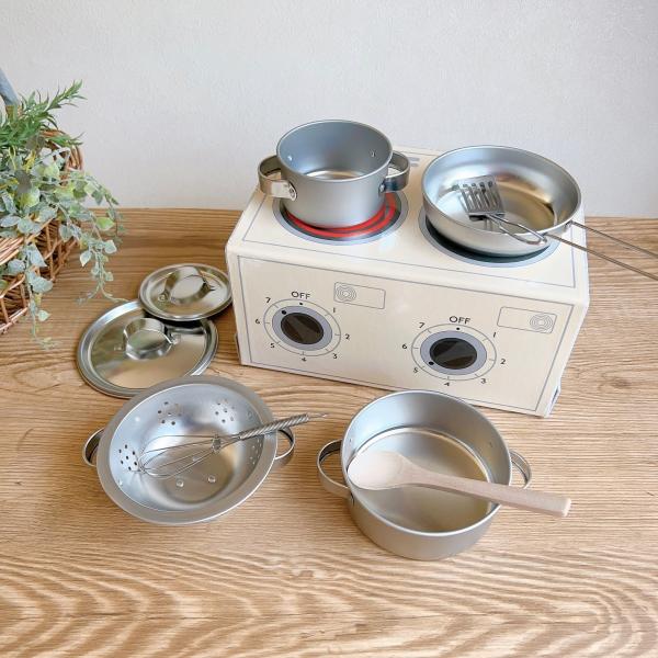 イギリスブランドsass&amp;belle(サス&amp;ベル)のおままごとセット。お料理ツールの７点セットとなっており、内容も充実。デザインもお洒落で少し大人っぽさがあるので、満足感があります。取っ手が付いたペーパートランクは、ひっくり...