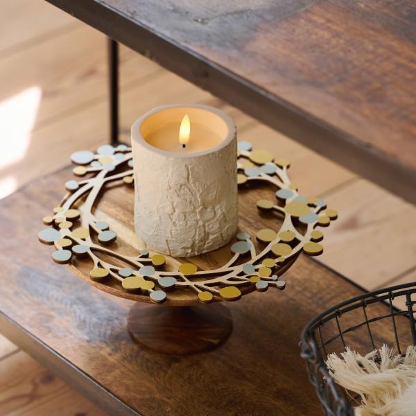 まるで本物の切り株のような質感を持つナチュラルなLEDキャンドルライト。木の温もりを感じるデザインで、パーティーシーンやインテリアのアクセントとして空間を優しく彩ります。中心部分は本物のキャンドルのような仕様を施し、揺らめく温かな灯りがくつ...