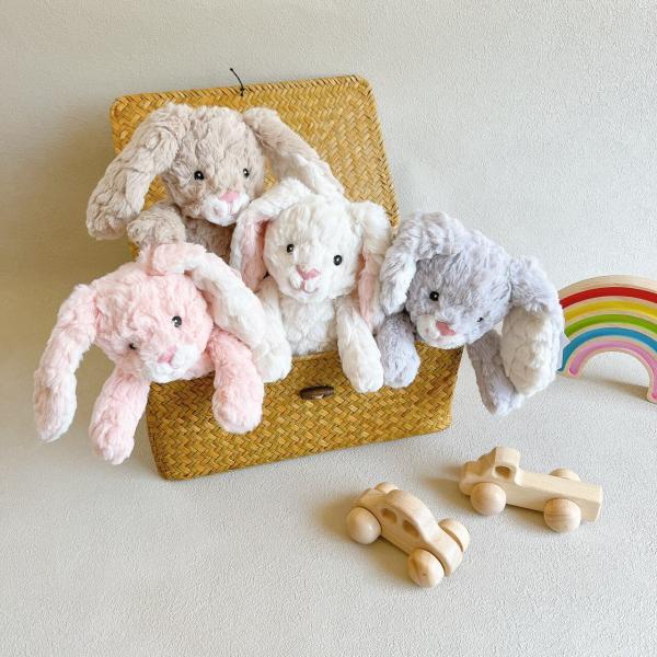 ナチュラルな色合いのニュートラルカラーで展開する「パティシリーズ」より垂れたお耳がとってもかわいいうさぎが登場しました。長い手足と優しいお顔が特徴的です。ソフトでふわふわな肌触りとなっております。足を伸ばすと高さが約30センチになります。＊...