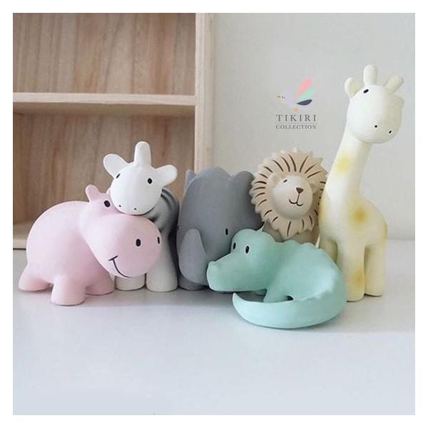 スリランカ発ベビートイブランド『TIKIRI（ティキリ）』小さな手でも簡単に握ることができ、振ると優しい音が鳴りお子様を楽しませます。水遊びにも使えるよう密閉されていますので、お風呂やプール遊びにもお使いいただけます。天然ゴム素材にエコフレ...