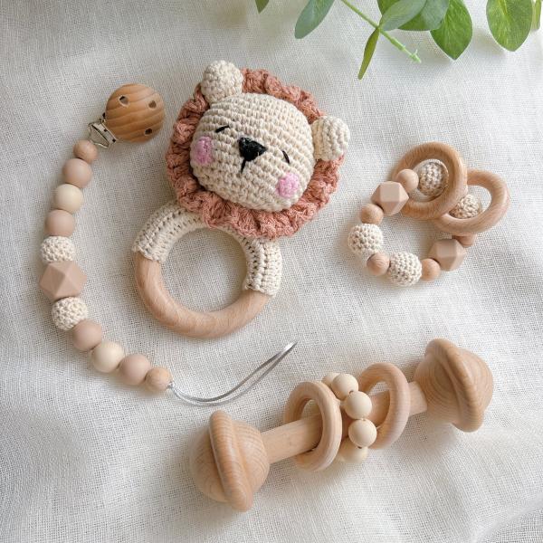 木のおもちゃとホルダーのセット。ホルダーはおしゃぶりにも、おもちゃにも取り付け可能。お出かけでも落とさず遊ぶことができます。ご出産祝いやハーフバースデーのプレゼントにも最適です♪＊内容：ライオンのラトル1点、歯固め2種、ホルダー1点＊素材：...