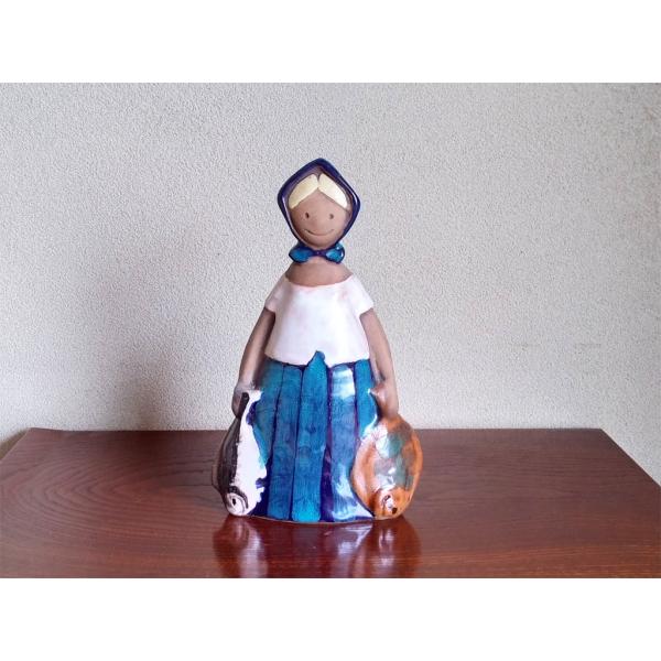 スウェーデンのメーカー、Christina Keramik（クリスティーナ・シェラミーク）社製　Dagny Zackrisson（ダグニー・サックリソン）デザインの漁師のお姉さんのフィギュアです。両手に、獲れたばかりのお魚をぶら下げた漁師の...