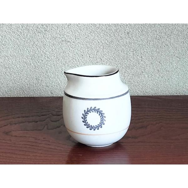 スウェーデンのメーカー、Gustavsberg（グスタフスベリ）社製　スティーグ・リンドベリ（Stig Lindberg）デザインのミルクピッチャー（CONSUL）です。 葉っぱの模様のデザインで有名なスティーグ・リンドベリデザインのCON...