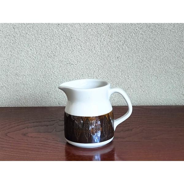 スウェーデンのメーカー、Rorstrand（ルールストランド）社製　ヘッタ・ベンクトソン（Hertha Bengtson）デザインのミルクピッチャー（KOKA）です。 「青い炎」シリーズで有名なヘッタ・ベンクトソンのKOKAシリーズの持ち手...