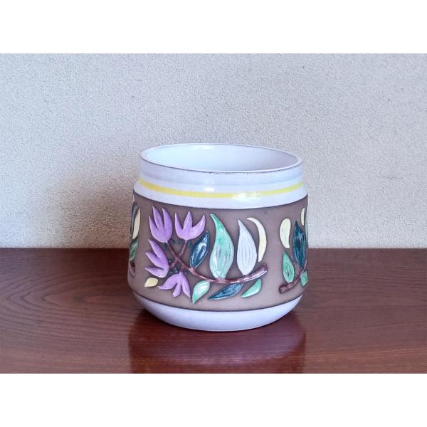 スウェーデンのメーカー、Upsala Ekeby（ウプサラ・エーケビー）社製　Mari Simmulson（マリー・シンムルソン）デザインのお花の絵柄の低いフラワーベースです。このベースは、別の図柄の二つのお花が描かれていますので、向きを変...