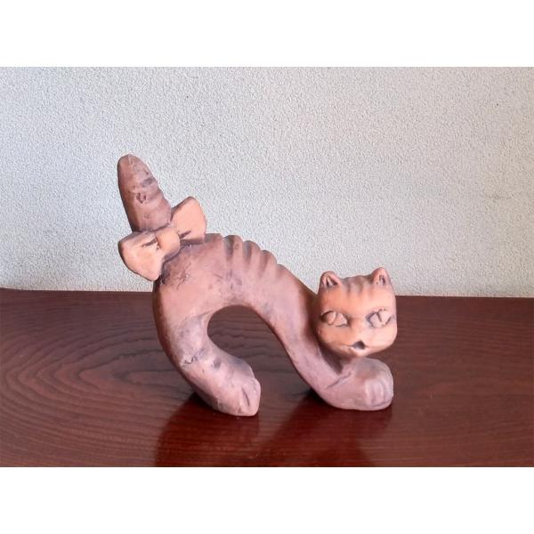 スウェーデンのメーカー、Upsala Ekeby（ウプサラ・エーケビー）社製　Ester Wallin（エステル・バリーン）デザインの猫のフィギュアです。エステル・バリーンの素焼きのフィギュアシリーズの猫のフィギュアです。メス猫なのでしょう...
