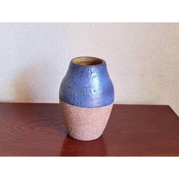 スウェーデンのメーカー、Upsala Ekeby（ウプサラ・エーケビー）社製　Mari Simmulson（マリー・シンムルソン）デザインのフラワーベースです。こちらのベースは、上半分にだけ釉薬をかけて、下半分はかけずに焼いています。状態は...