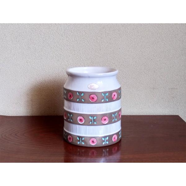 スウェーデンのメーカー、Upsala Ekeby（ウプサラ・エーケビー）社製　Mari Simmulson（マリー・シンムルソン）デザインの広口のお花の絵柄のフラワーベースです。状態は、底外側部分に、小さなチップが1カ所ありますが、立てれば...