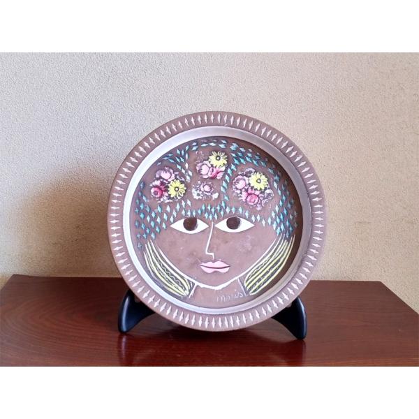 スウェーデンのメーカー、Upsala Ekeby（ウプサラ・エーケビー）社製　Mari Simmulson（マーリ・シームルソーン）デザインのBEATA（ベアタ）の絵皿（灰皿）です。どっしりと存在感のある灰皿に描かれた美少女BEATA、しっ...